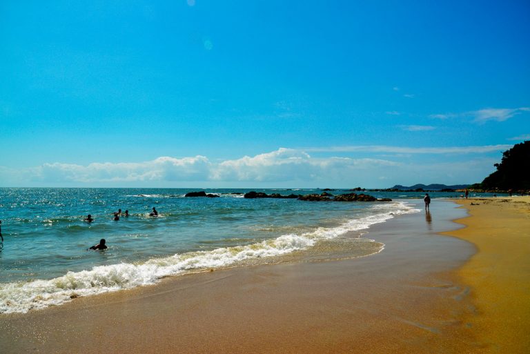 As 15 melhores praias de Penha SC: quais conhecer na viagem
