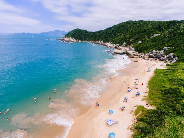 As 16 melhores praias em Bombinhas, SC